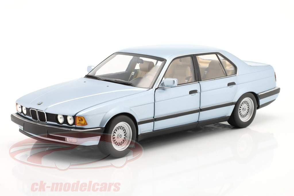 A sports coupe and an upper class limousine from Bavaria as icon of the 80s